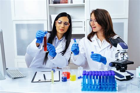 시험관으로 실험실에서 일하는 두 명의 아름다운 젊은 여성 과학자가 몇 가지 연구를하고 있습니다 20 24세에 대한 스톡 사진 및 기타 이미지 Istock