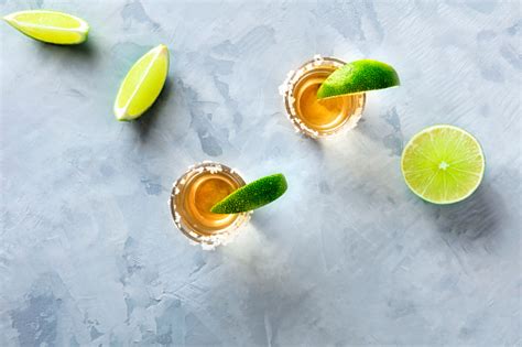 라임과 소금 테두리가 있는 골든 데킬라 샷 카피스페이스로 위에서 촬영 칵테일에 대한 스톡 사진 및 기타 이미지 칵테일 바로 위 위에 Istock