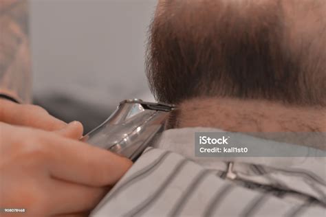 남자의 손 장갑 검은 머리와 이발소에서 수염을 가진 남자에 대 한 머리를 하 고 초상화를 닫습니다 공간을 복사 개성 개념에 대한 스톡 사진 및 기타 이미지 Istock