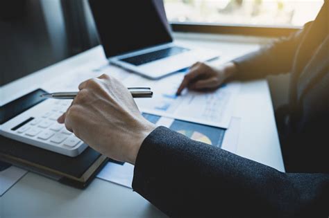 직장 사무실에서 흰색 책상에 세금을 지불하는 계정을하고 비즈니스 우먼 부기 손 계산기와 노트북을 사용 20 24세에 대한 스톡 사진 및 기타 이미지 Istock