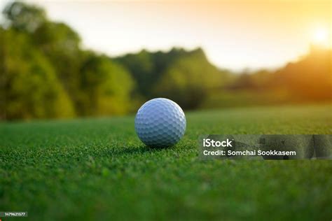 일몰 배경의 아름다운 골프 코스에서 녹색에 골프 공 태국의 골프 코스에서 그린에 골프 공 0명에 대한 스톡 사진 및 기타 이미지 0명 3가지 개체 Golf