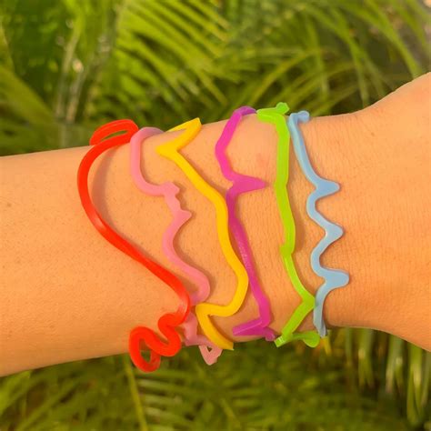 Official Sillybandz Your Fun Shaped Colorful Bracelets