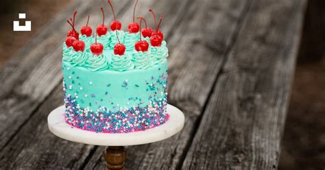 딸기 위에 흰색과 파란색 케이크 사진 Unsplash의 무료 웨이 코 이미지