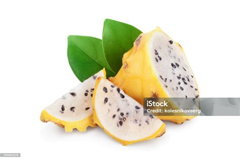 잘 익은 드래곤 과일 피타야 또는 피타 하야 노란색 흰색 배경에 고립 과일 건강 한 개념 0명에 대한 스톡 사진 및 기타 이미지