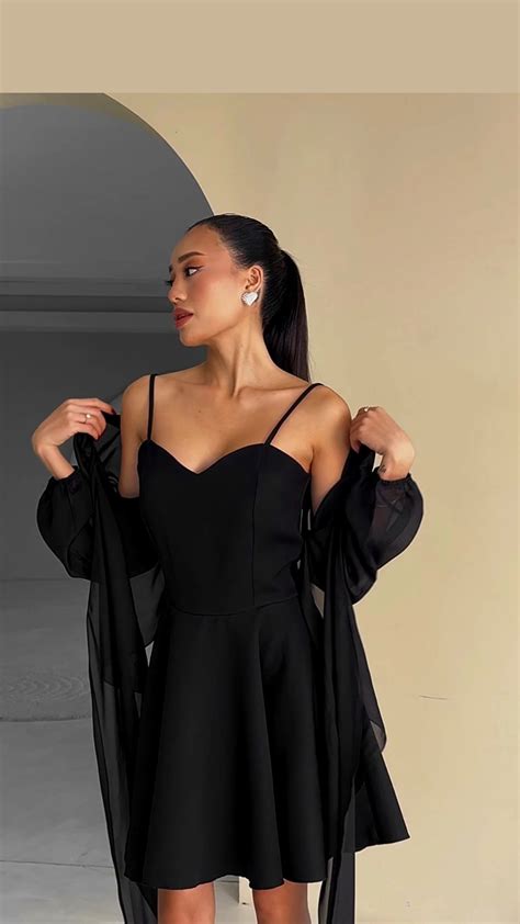 ЖІНОЧИЙ ОДЯГ 💛💙 СУКНЯ🔹КОСТЮМИ🔹СВЕТРИ Зручний та стильний базовий лонгслів з розрізом під