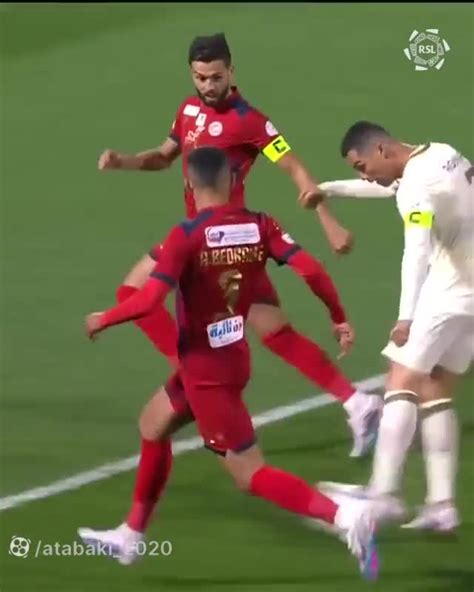 کریستین رونالدو در سال 2024 چون برای شاد شدن روهیه مردم لباس با رنگ