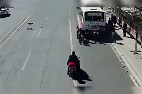 河北小男孩刚下公交车，3秒后命丧黄泉，回放监控父母当场泪崩！刚下监控黄泉