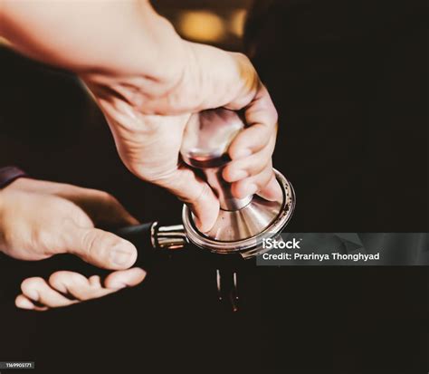 커피를 양조하는 에스프레소 머신 커피숍에서 안경에 쏟아지는 커피 커피 머신에서 쏟아지는 에스프레소 0명에 대한 스톡 사진 및 기타 이미지 Istock