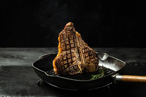 검은 색에 프라이밍 그릴 팬에 쇠고기 스테이크를 요리 음식 조리법 배경 T뼈 또는 숙성 와규 포터 하우스 구운 쇠고기 스테이크 텍스트 공간 0명에 대한 스톡 사진 및 기타