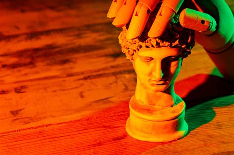 고대 그리스 조각 헤르메스 머리와 인공 손 오렌지 녹색 네온 빛에 고대 동상 에르메스 머리의 석고 사본 최소한의 아트 판타지 컨셉 개념에 대한 스톡 사진 및 기타 이미지