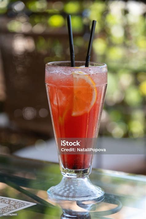 카페에서 테이블에 얼음과 레몬 조각을 곁들인 딸기 레모네이드 0명에 대한 스톡 사진 및 기타 이미지 0명 과일 관광 리조트 Istock