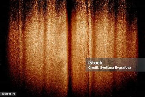 추상적 인 어두운 검은 색 무서운 빨간 금색 배경과 복사 공간이있는 그라데이션이있는 질감이있는 표면이있는 피 묻은 불타는 그늘 우울한 신비한 화재 공포 템플릿 밤 하루