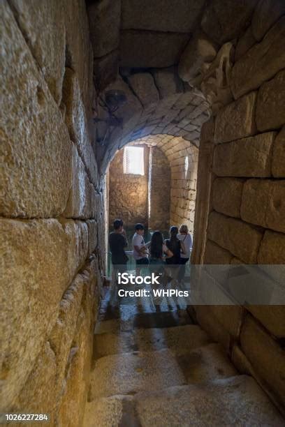 로마 물 구 덩이 알카사바 아랍 요새에 방문자 메리다 스 스페인 과디아나 강에 대한 스톡 사진 및 기타 이미지 과디아나 강 관광 방문 Istock