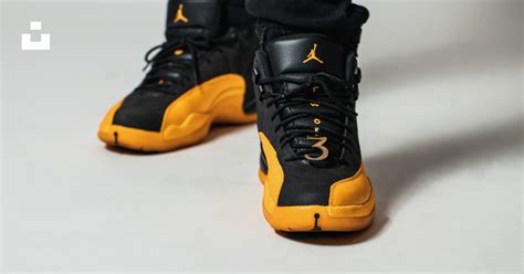 검은색과 노란색 운동화를 신은 사람 사진 Unsplash의 무료 구두 이미지