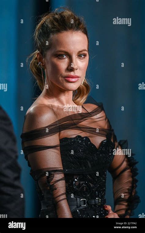 Kate Beckinsale Walking On The Red Carpet At The 2022 Vanity Fair Oscar