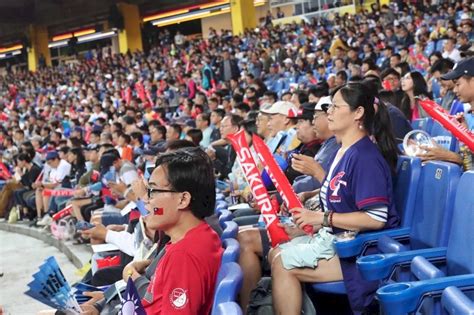 2019年亞洲棒球錦標賽冠軍戰20日晚間在台中洲際棒球場舉行，中華隊與日本隊交手，終場中華隊以5比4拿勝。中華隊球員與獎盃合影。 新聞