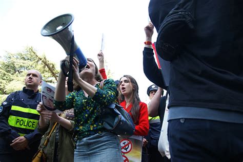 조지아에서 시위 시위 도시 거리에 는 그루지야 국기가 손에 들고 시위대의 군중 메가폰으로 말하는 시위대 지도자들 경찰관에 대한