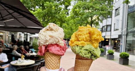 젊은 여자는 도시에서 여름날 아이스크림 콘을 들고 있다 맛있는 다채로운 과일과 베리 아이스크림 사진 Unsplash의 냉동 식품 이미지