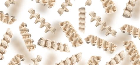 흰색 배경에 재활용 판지로 만든 계란 포장 재활용을위한 달걀 상자는 날아 다니며 공중에 떠 있습니다 환경 지속 가능성에 대한