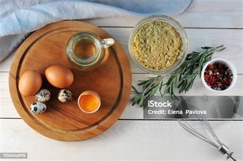 마요네즈의 준비를 위해 설정합니다 나무 트레이에 올리브 오일과 닭고기와 메추라기 계란 주전자 위에서 볼 수 있습니다 0명에 대한 스톡 사진 및 기타 이미지 Istock