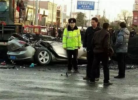 临沂发生重大车祸轿车被一大货车压扁 现场惨烈