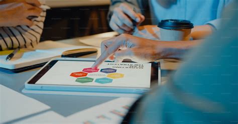 아시아 사업가 회의 계획 분석 통계 브레인 스토밍 및 팀 홀드 태블릿 포인트 그래프 차트 및 직원의 헤더는 현대 홈 오피스의 밤에 메모합니다 재무 전략 성공 개념입니다