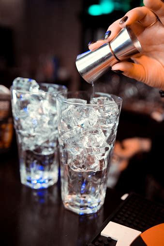 쿠바 리브레 또는 강한 음료 콜라 라임과 유리 차가운 Longdrink 또는 레모네이드 얼음 칵테일 롱 아일랜드 아이스 티 Ale에 대한 스톡 사진 및 기타 이미지 Istock