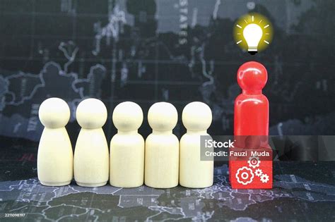 온라인 세미나 웨비나 원격 학습 E러닝 리더 관리 개념 말뚝 인형 아이디어가 있는 컬러 큐브 및 팀워크 아이콘 한 사람이나 아이디어가 다른 사람들에게 영감이나 빛의 원천이