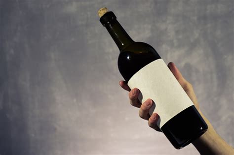 손을 잡고 아름 다운 배경에 흰색 텍스처 라벨 레드 와인 병 0명에 대한 스톡 사진 및 기타 이미지 0명 건조한 고풍스런 Istock