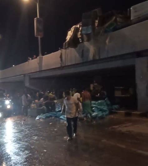 រថយន្តដឹកត្រីបេីកចុះពីស្ពានអាកាសដាច់កង់ក្រឡាប់ចាក់ត្រីចោលពេញផ្លូវ សារព័ត៌មាន នគរវត្ត