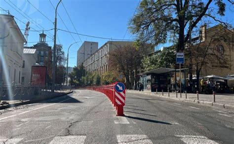 На Печерську встановили делініатори на туристичній вулиці Вечірній Київ