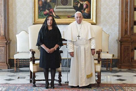 Dina Boluarte Fue Recibida Por El Papa Francisco En El Vaticano Acudió