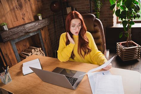 예쁜 젊은 여자의 사진 열린 입 읽기 문서 노트북 바탕 화면 로프트 내부 아파트 홈 오피스 실내 20 24세에 대한 스톡 사진 및 기타 이미지 Istock