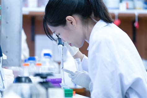임상 실험실에서 연구를 만드는 아시아 여성 과학자 과학 화학 기술 생물학 개념 발견에 대한 스톡 사진 및 기타 이미지 발견 Dna Stem 주제 Istock