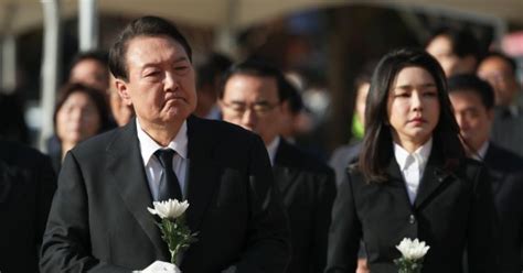 국화꽃 든 시민 뒤 유가족 ‘오열… 줄이은 애도행렬 [이태원 비극 이어지는 추모]