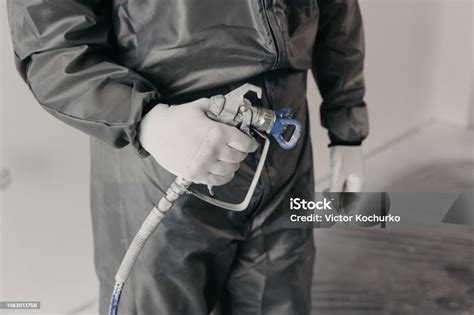 전문 자동차 페인팅 작업장에서 손에 페인트 스프레이 총의 근접 촬영 개선에 대한 스톡 사진 및 기타 이미지 개선 디자인 백인종 Istock