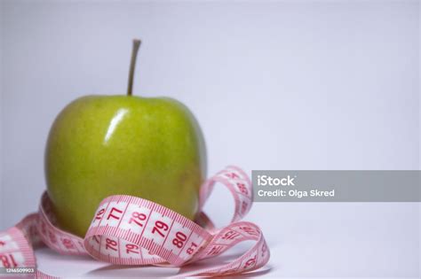 녹색 사과 위에 빨간 측정 테이프 다이어트와 건강한 삶 체중 감소 개념 맨 위 보기입니다 공간을 복사합니다 격리 흰색 배경 가냘픈에 대한 스톡 사진 및 기타 이미지 Istock