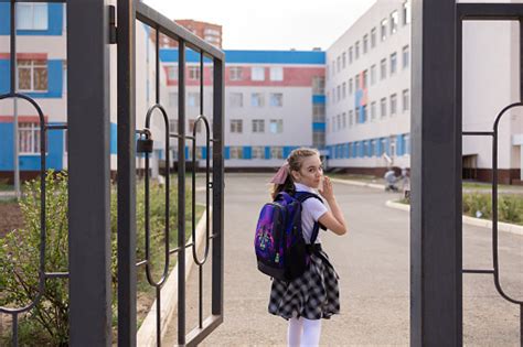학교로 돌아 가기 교복을 입은 소녀는 등 뒤에서 배낭을 들고 학교에 간다 수업의 시작 가을 첫날 초등학생 Educational Institutions And