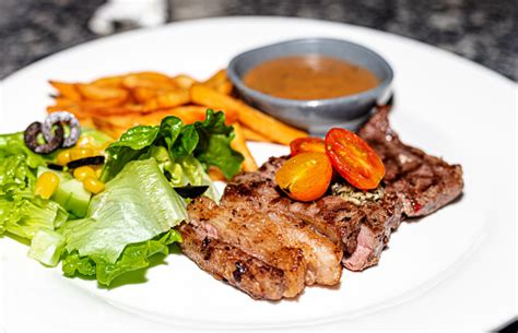 프렌치 프라이드와 샐러드와 함께 제공되는 미디엄 희귀 소고기 스테이크 화이트 플레이트 0명에 대한 스톡 사진 및 기타 이미지 0명 감자 요리 고기 Istock