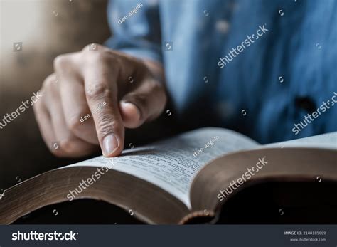Im Genes De Hombres Con Una Biblia Im Genes Fotos Y Vectores De Stock Shutterstock