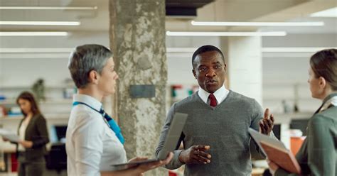 아프리카계 미국인 임원이 사무실에서 여성 동료들과 의사 소통을 하고 있다 사진 Unsplash의 세르비아 이미지