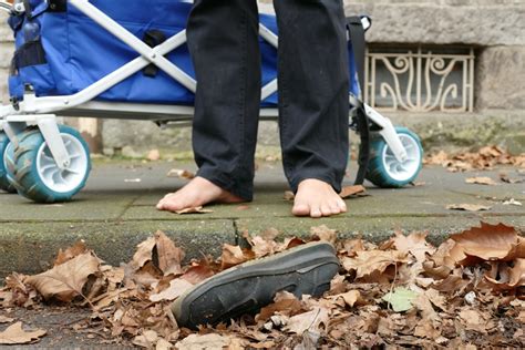 파란색과 흰색 유모차 옆에 서있는 사람 사진 Unsplash의 무료 맨발의 이미지