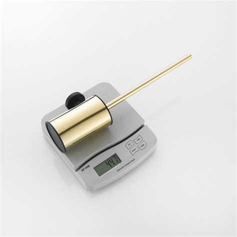 Луксозна златна четка за тоалетна монтирана на стена под държач за четка за тоалетна без