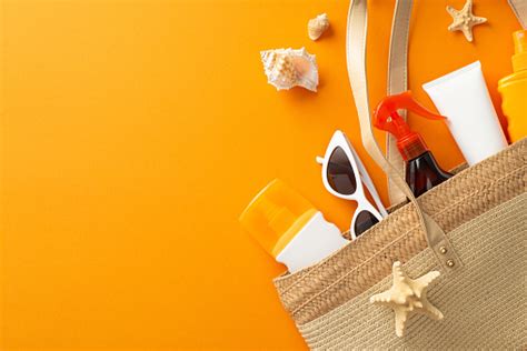 휴가 개념에 안전한 선탠 선글라스와 자외선 차단제 병의 윗모습 사진은 고리버들 가방에 담겨 있고 오렌지색으로 격리된 배경에 카피스페이스가 있다 0명에 대한 스톡 사진 및