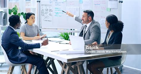 팀워크 차트 및 비즈니스 사람들과 프리젠 테이션 재무 및 검토 예산은 현대 사무실에서 사용할 수 있습니다 직원 직원 및 회계와 협력 피드백 및 계획을 통한 대화 또는 멘토