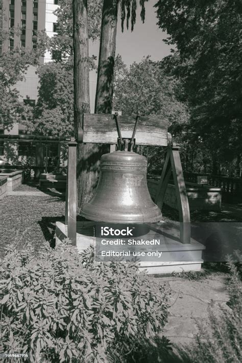 포틀랜드 시내 시청 외부에 위치한 흑백 자유의 종 동상은 필라델피아에 있는 원래 자유의 종의 복제품입니다 0명에 대한 스톡 사진 및 기타 이미지 Istock