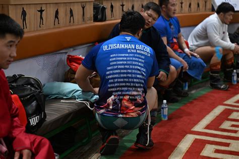 Чөлөөтийн бөхчүүд улсын начин Ө Батзул агсны гэр бүлийнхэнд хүндэтгэл үзүүллээ