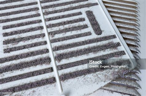 먼지와 부스러기로 인해 집에서 환기 덕트의 공기 필터가 막혔습니다 신선한 공기 먼지 알레르기 개념을위한 환기를 청소할 필요성 먼지진드기에 대한 스톡 사진 및 기타 이미지