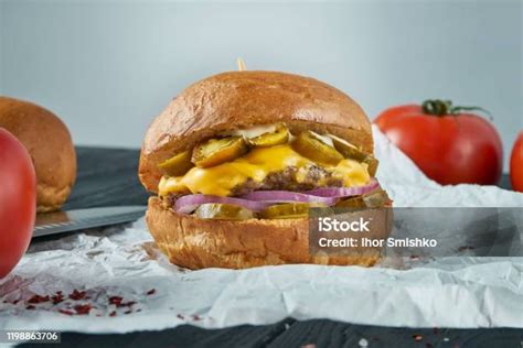 양피지에 절인 오이 할라피뇨 후추 체다 달콤한 양파를 곁들인 맛있고 육즙이 많은 버거 패스트 푸드 길거리 음식 0명에 대한 스톡 사진 및 기타 이미지 Istock