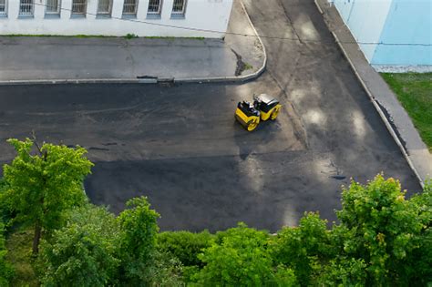 검은 아스팔트 녹색 나무와 주택의 배경에 도로 아이스 링크 상단보기를 부드럽게 전송 0명에 대한 스톡 사진 및 기타 이미지 0명 거리 고속도로 Istock